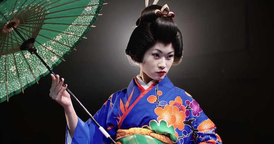 4K Beautiful Japanese Geisha Dancing On Stage And Posing For The Camera ...