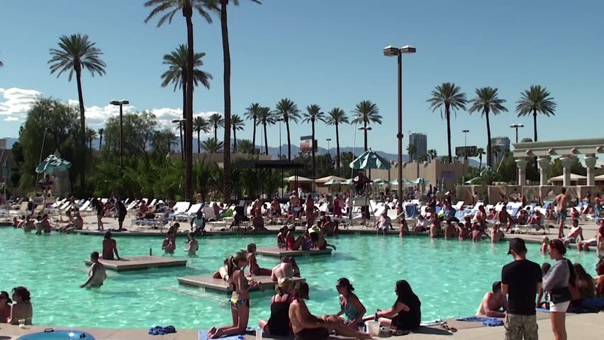 LAS VEGAS - APRIL 18: Crowd Of Tourists At Lobby Luxor Las Vegas Hotel ...