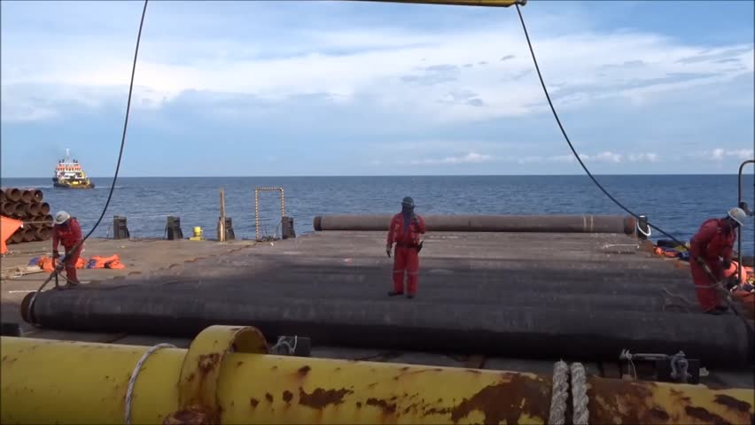 SARAWAK, MALAYSIA - JANUARY 31ST, 2017 : Lifting Of Spool Pipe By ...
